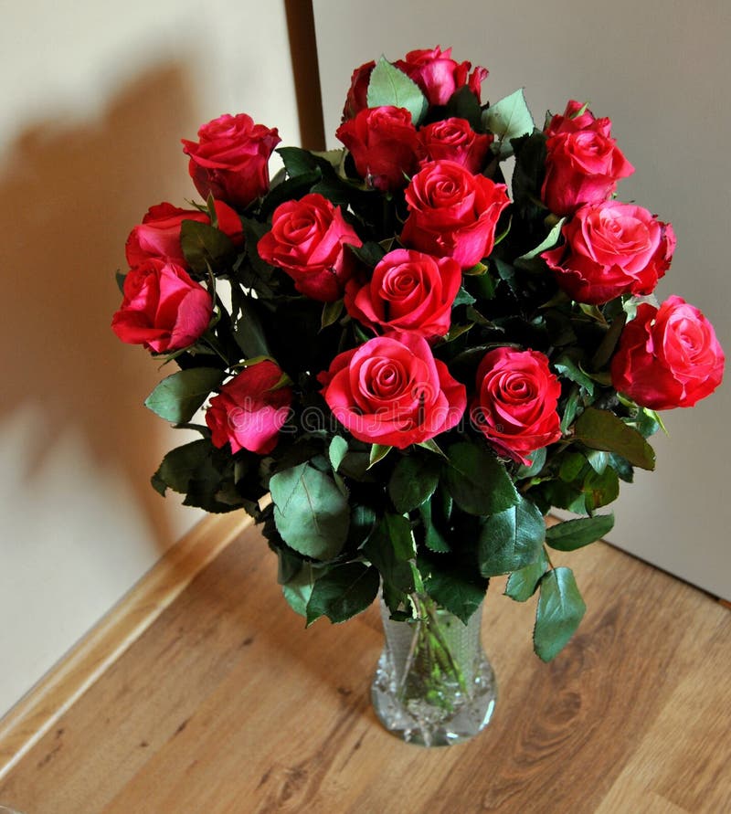 Een Bos Van Rode Rozen in Een Vaas Stock Foto - Image of verrassing ...