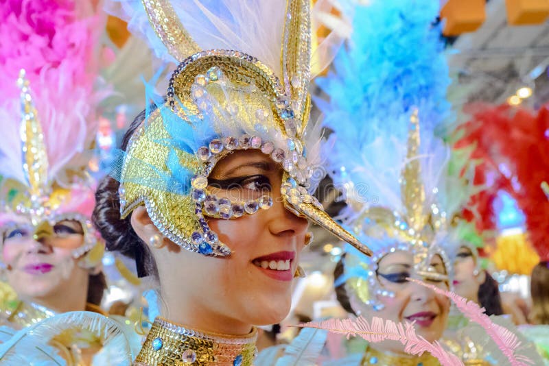 Een Carnaval-danser Van Het Zout DE Torrevieja Van Groepsla ...