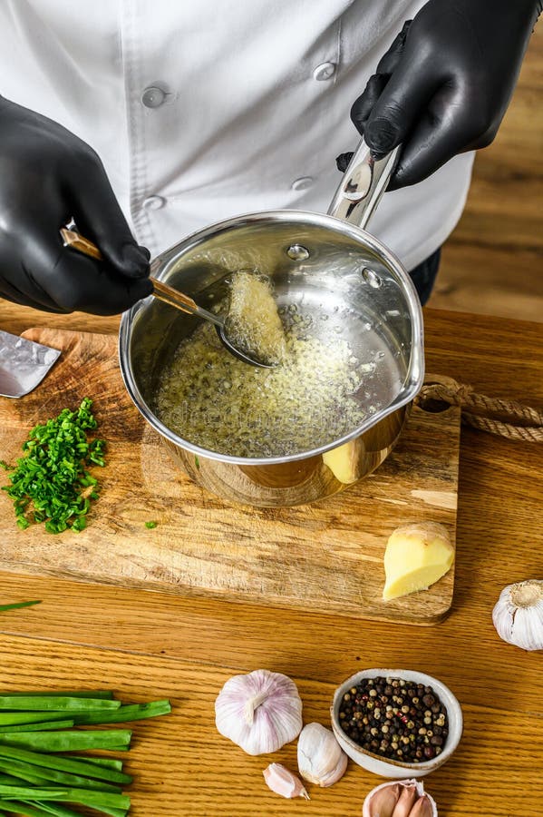 Chef-kokhanden Die Verse Komkommer Op Ronde Stukken Voor Het Koken Van ... Chef-kokhanden Die Verse Komkommer Op Ronde Stukken Voor Het Koken Van ...