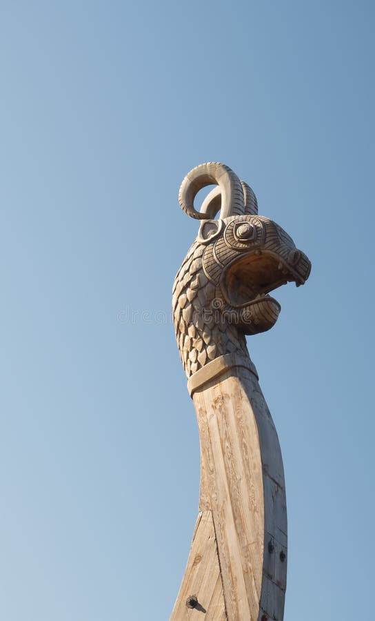 Een Close-up Van Een Draak Op Een Viking-schip Stock Afbeelding - Image ...