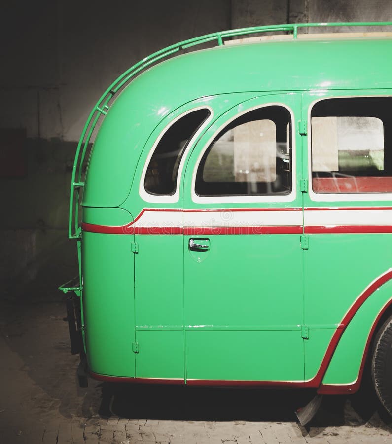 Een Deel Van Groene Oude Retro Bus Achterdeur Stock Foto - Image of ...