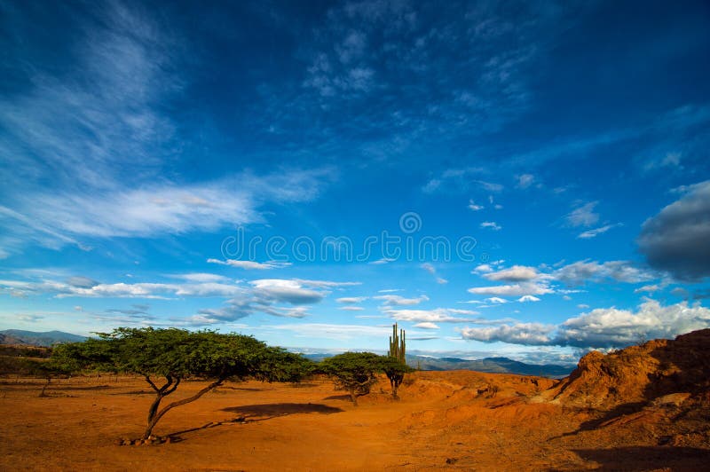 Een Droog Landschap Van De Woestijn Stock Afbeelding - Image of wolken ...