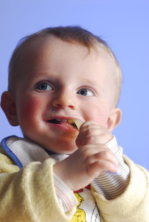 Een etend kind stock foto. Image of glimlach, baby, blauw - 3988146