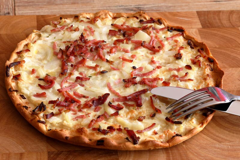 Franse Pizza stock afbeelding. Image of groen, rood, korst - 34833827