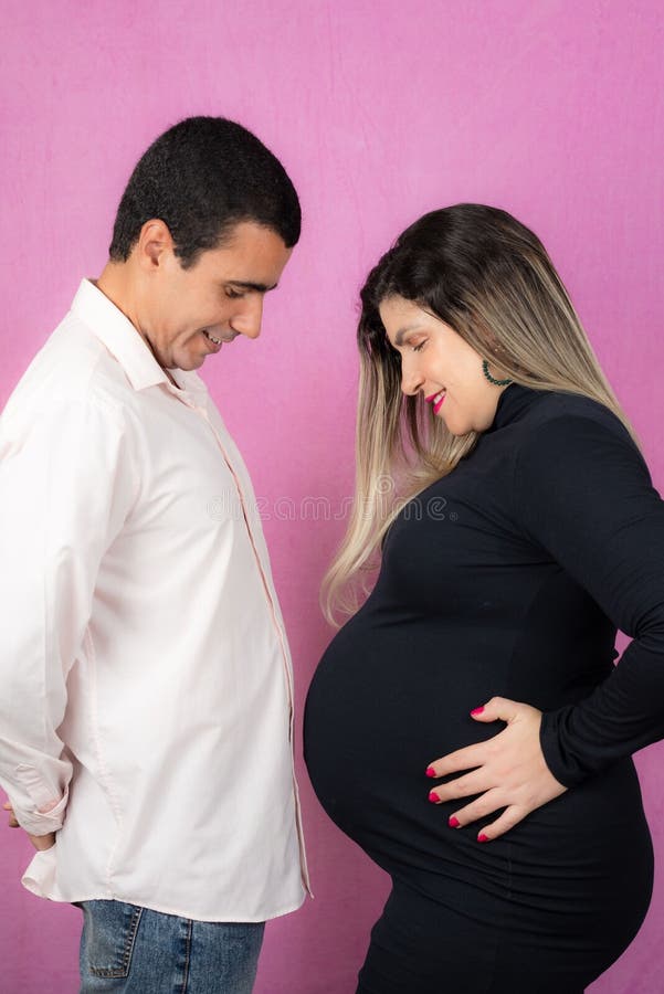 Een Gelukkige Zwangere Caucasiaanse Vrouw Die Zich Met Haar Man ... Een Gelukkige Zwangere Caucasiaanse Vrouw Die Zich Met Haar Man ...