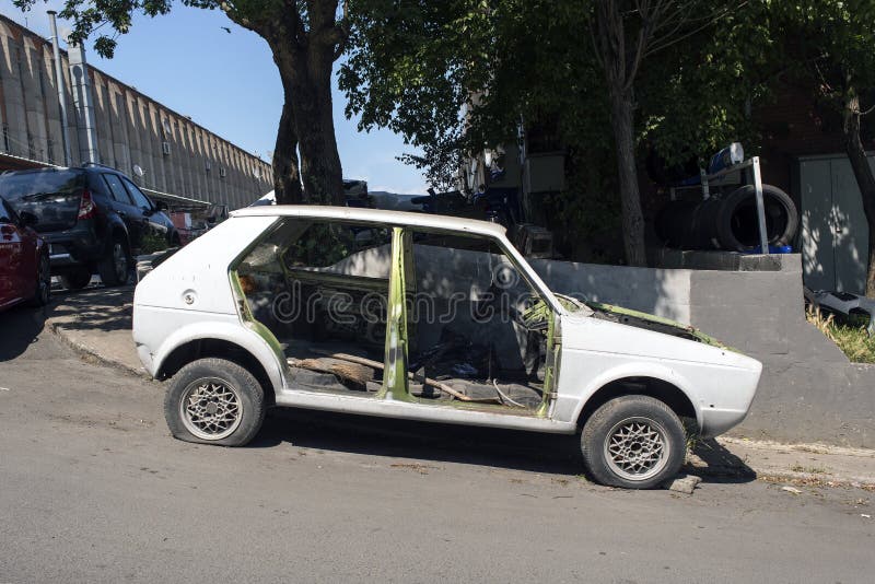 Een Gesloopte Auto Zonder Deuren in De Straat Stock Afbeelding - Image ...