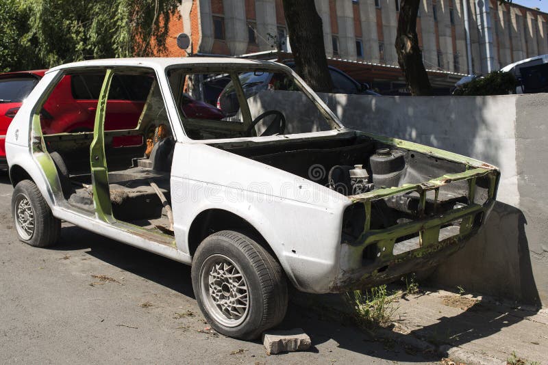 Een Gesloopte Auto Zonder Deuren in De Straat Stock Afbeelding - Image ...