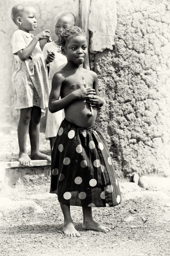 Een Ghanees Meisje in Een Rok Redactionele Foto - Image of nigeria ...