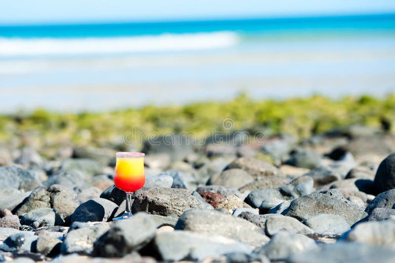 Een Glas Met Drank Op Het Strand Door Het Overzees Stock Foto - Image ...