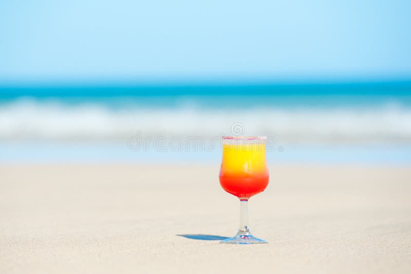 Een Glas Met Drank Op Het Strand Door Het Overzees Stock Foto - Image ...