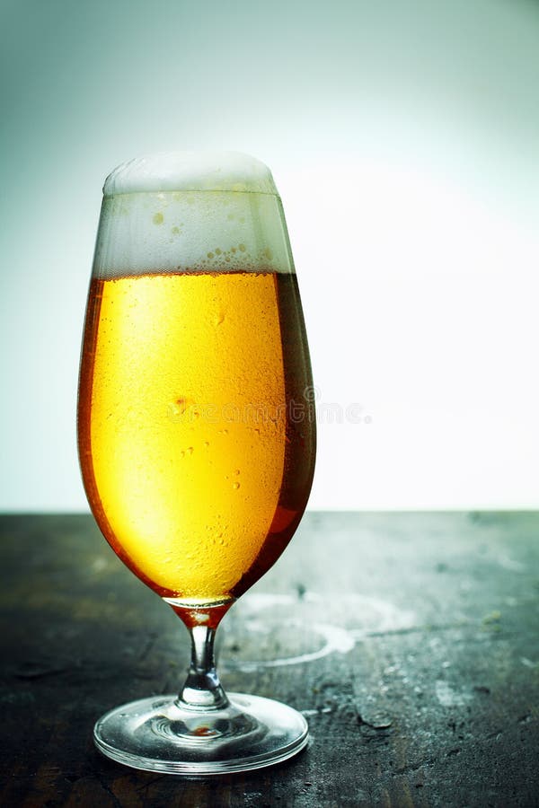 Glas Het Italiaanse Bier Van Birra Moretti Redactionele Afbeelding ...