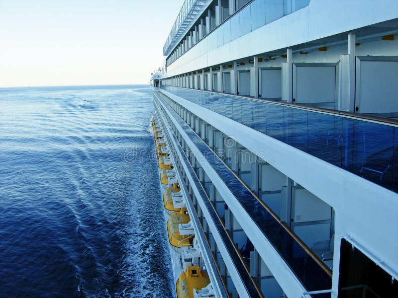 Een Groot Cruiseschip Op Zee Stock Afbeelding - Image of vreedzaam ...