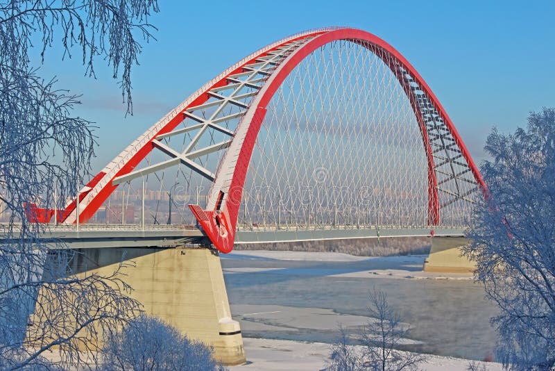 Een grote boogbrug stock foto. Image of mooi, rood, januari - 64539554