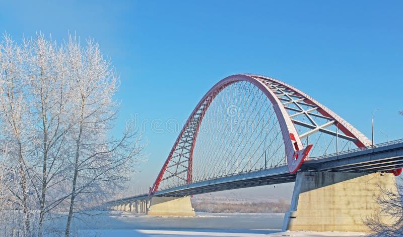 Een grote boogbrug stock foto. Image of hemel, ligplaats - 64539704
