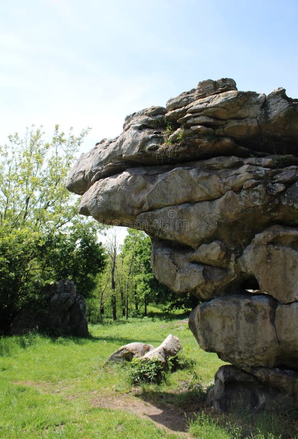 Een Grote Rots in Szentbekalla Stock Foto - Image of installaties ...