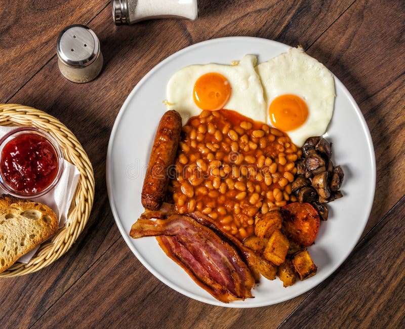 Volledig Engels Of Iers Ontbijt Met Worsten, Bacon, Eieren, Tomaten ...