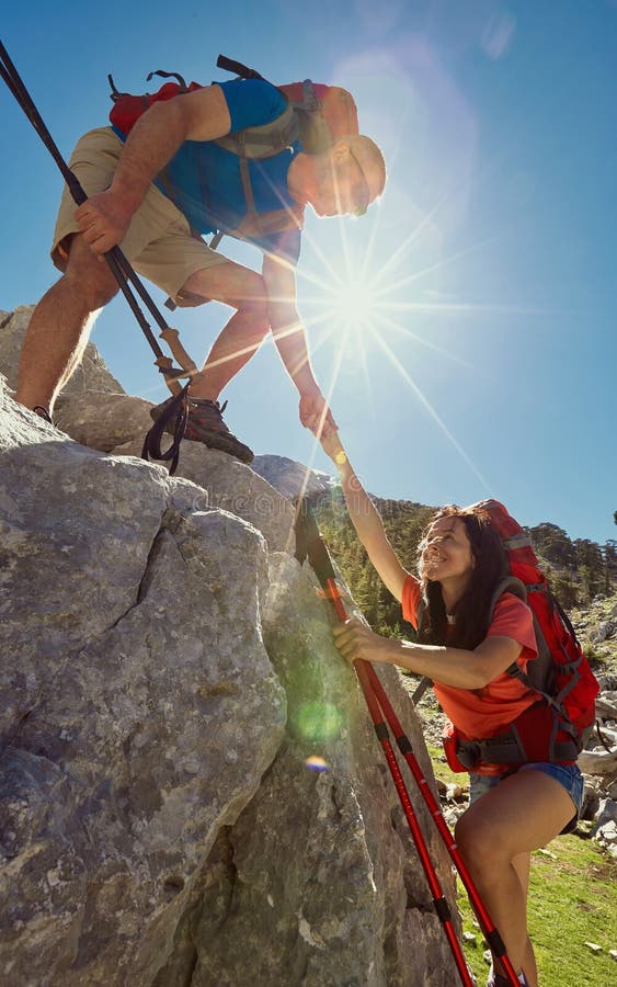Een Helpende Hand Voor Een Meisjeshooggebergte in Een Stijging Stock ...