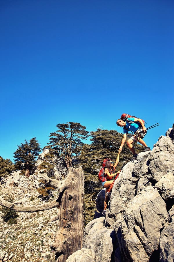 Een Helpende Hand Voor Een Meisjeshooggebergte In Een Stijging Stock ...