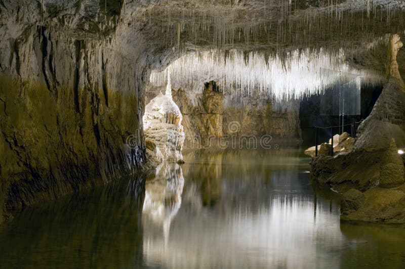 In een hol stock afbeelding. Image of erosie, water, frisdrank - 12976075