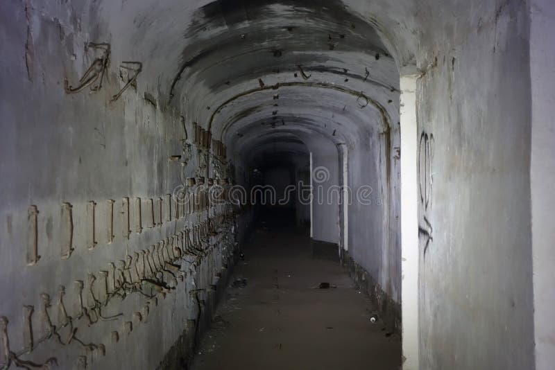 Een Hol in Een Ondergrondse Stad Stock Afbeelding - Image of trap, grot ...