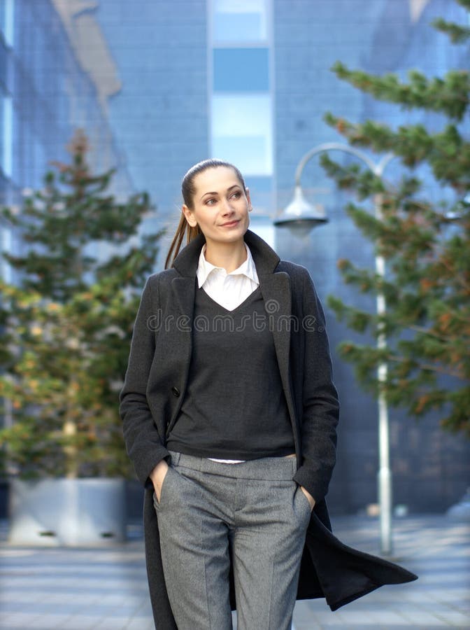 Een Jonge Onderneemster in Formele Kleding Stock Foto - Image of ...