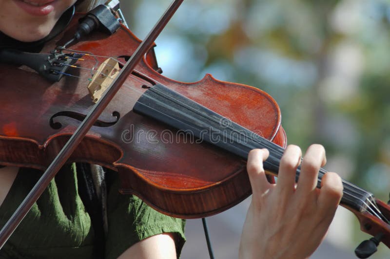 Een Jonge Vrouw Die De Viool Speelt Stock Afbeelding - Image of sluipen ...
