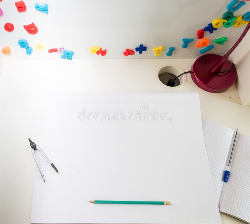 Een Kind` S Schoolbank Met Schoollevering Stock Afbeelding - Image of ...