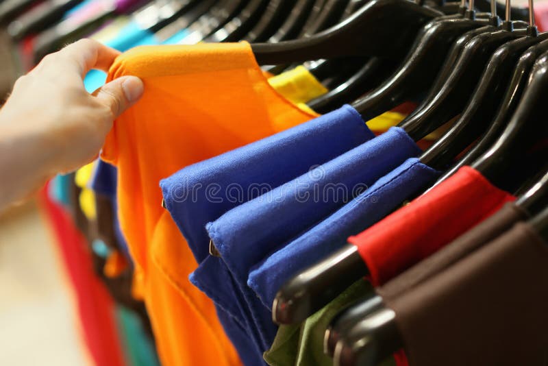 Een kledingstuk in opslag stock foto. Image of eerlijk - 42741920