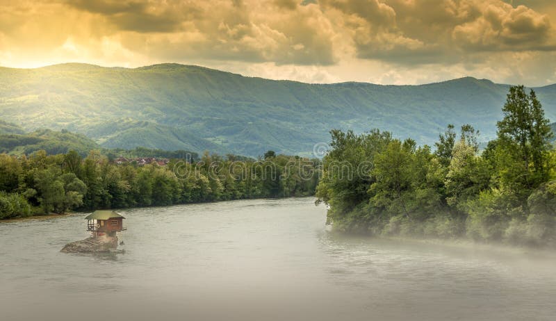Een Klein Huis Op De Rots in De Drina-rivier Redactionele Stock Foto ...