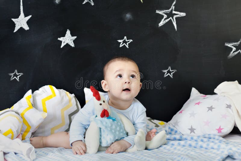 Een Klein Jong Geitje Met De Haan Stock Afbeelding - Image of ...