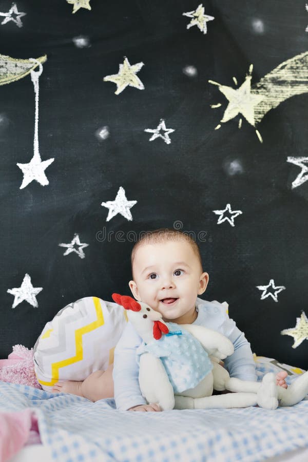 Een Klein Jong Geitje Met De Haan Stock Afbeelding - Image of persoon ...