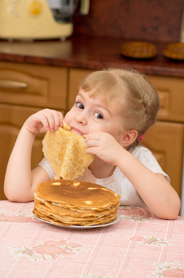 Een klein schadelijk kind stock foto. Image of grimas - 23025388