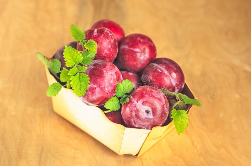 Een Kleine Mand Met Witte Rode Pruimen Stock Foto - Image of helder ...