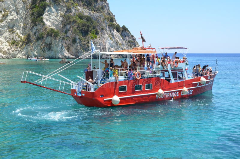 Een Kleurrijke Boot Met Mensen Redactionele Stock Foto - Image of licht ...