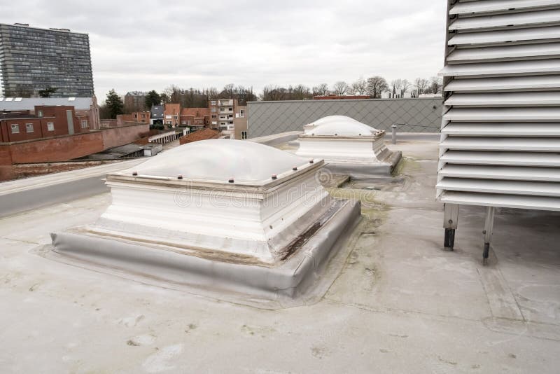 Koepel op een dak stock foto. Image of zaken, patroon - 100352168