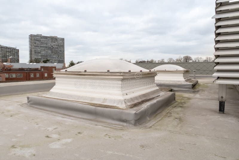 Koepel op een dak stock foto. Image of zaken, patroon - 100352168