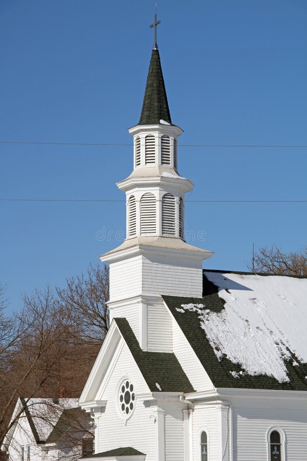 Een Landelijke Kerk Met Een Torenspits Stock Afbeelding - Image of ...