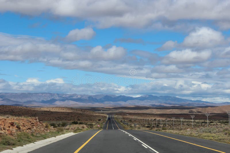 Een Lange Rechte Weg in Zuid-Afrika Stock Afbeelding - Image of ...