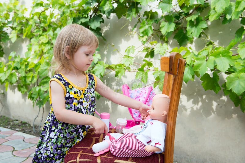 Een Meisje Speelt Met Poppen Stock Afbeelding - Image of fantasie ...
