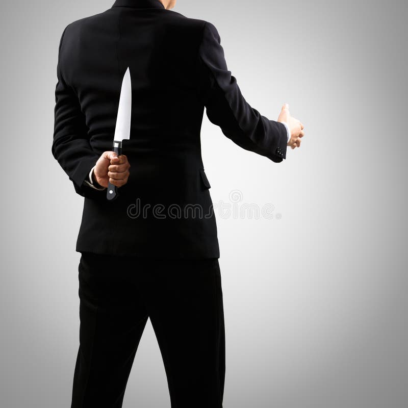 Een Mens in Het Mes Van De Kostuumholding Achter Rug Stock Foto - Image ...