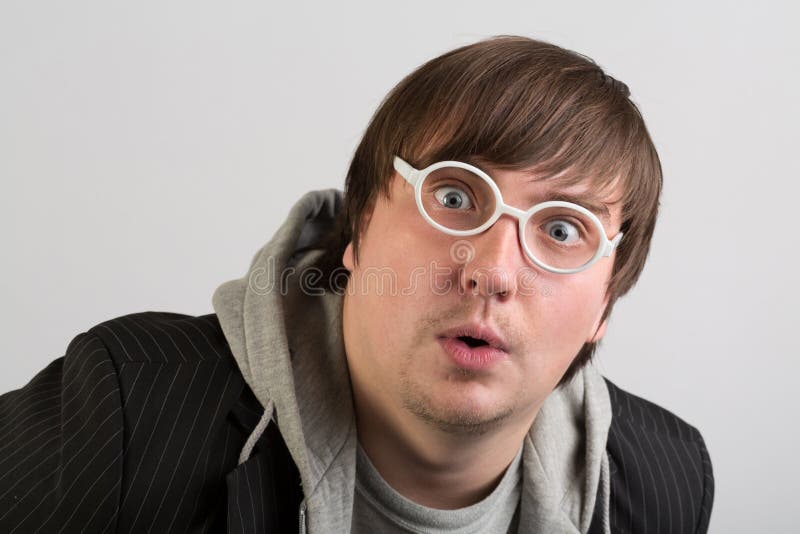 Een Mens Met Een Verrast Gezicht Stock Afbeelding - Image of modieus ...