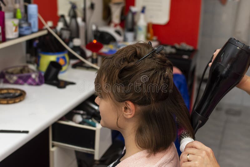 Een Mooi Meisje in De Kapper Blaast Haar Korte Haar Drogen Stock ... Een Mooi Meisje in De Kapper Blaast Haar Korte Haar Drogen Stock ...