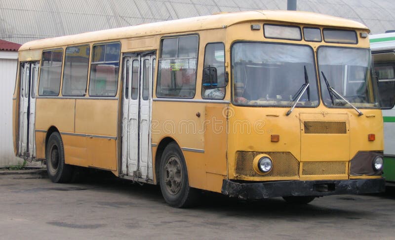 Een oude bus stock foto. Image of post, moskou, deuren - 1214726