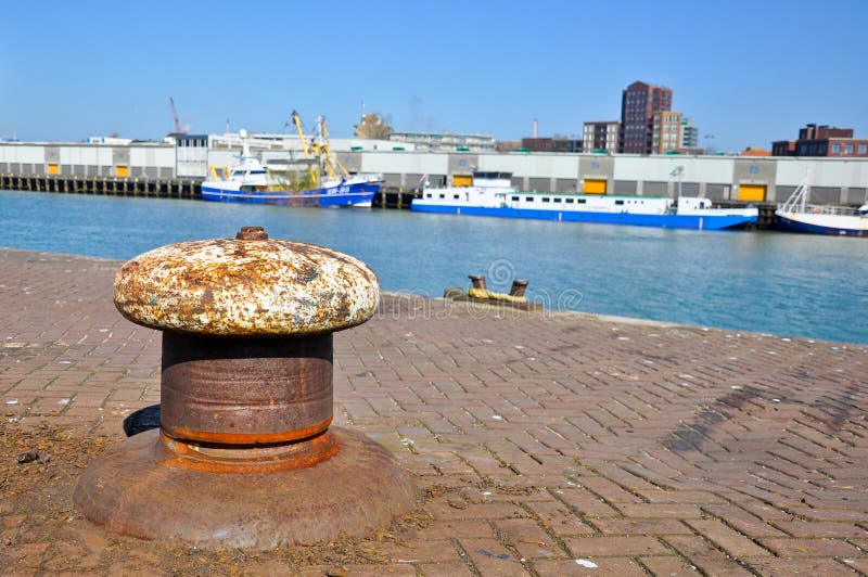 Een Oude Meerpaal Op Een Werf Stock Foto - Image of lijn, vuil: 24026484