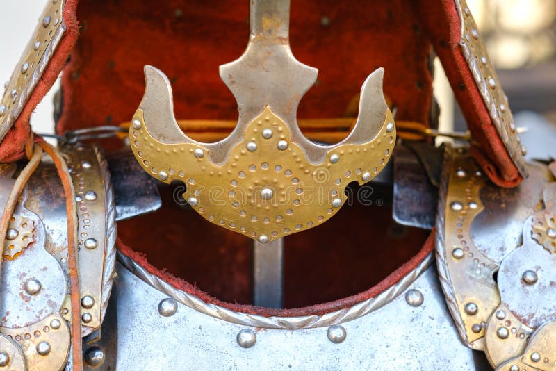 Een Oude Ridderhelm Met Het Middeleeuwse Armora - Concept Stock Foto ...