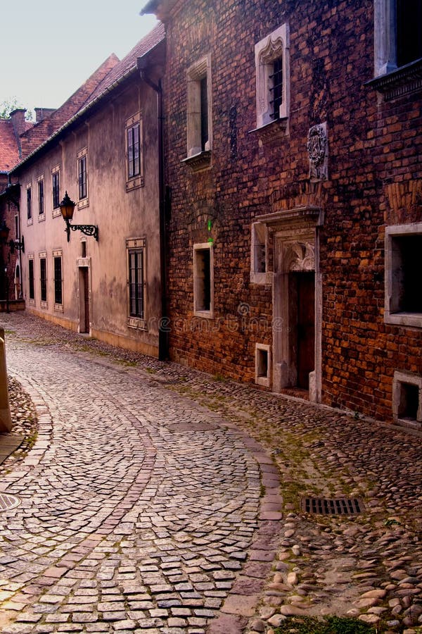 Een Oude Straat in De Poolse Stad Stock Afbeelding - Image of gebouw ...