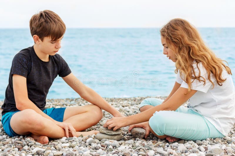 Een Paar Mooie Tieners Eerste Liefde Vriendje En Vriendje Die Op Het
