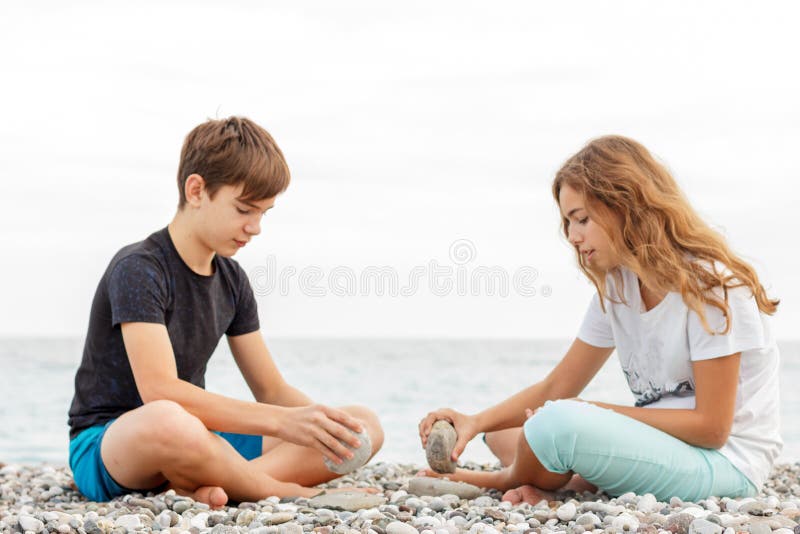 Een Paar Mooie Tieners Eerste Liefde Guy Knuffelt Een Meisje Dat Naast