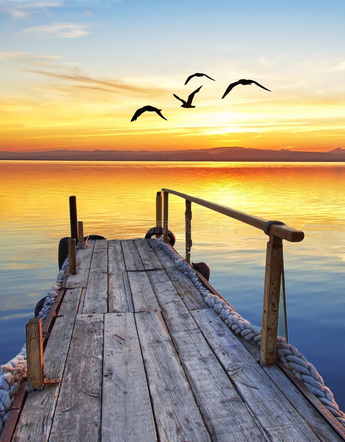 Een pijler op het meer stock foto. Image of zonsondergang - 36993330