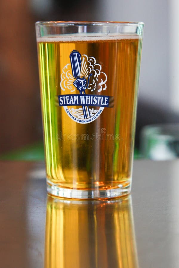 Het Brouwen Van Het Fluitje Van De Stoom Embleem Redactionele Stock ...